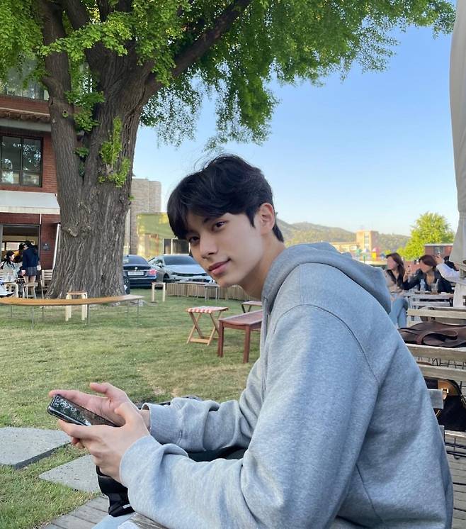 전교 상위권 성적 받던 엄친아 배우 드라마 찍다 깜짝 열애 소식 셀럽스케치