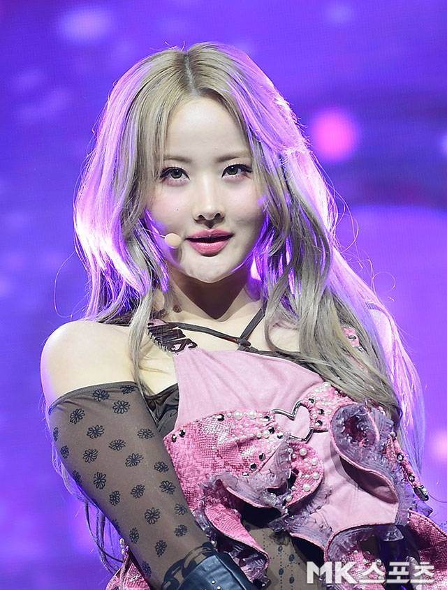 심신 딸 벨 무대 위서 빛나는 금발 여신청순한 원피스룩 스타와 패션