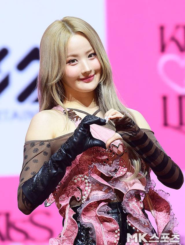 심신 딸 벨 무대 위서 빛나는 금발 여신청순한 원피스룩 스타와 패션