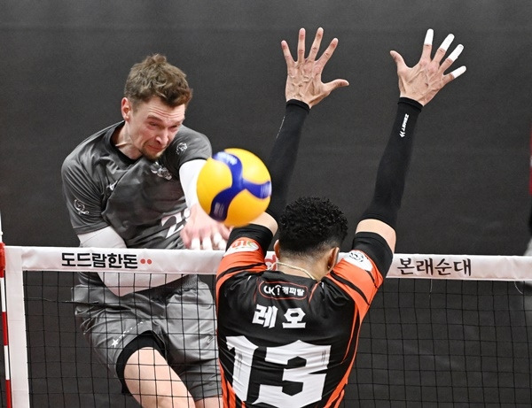 ‘파키스탄 사나이 포기 챔프전 앞두고 파격 승부수韓 역사 쓴 대한항공 신의 한수 카타르서 온 러시아 베테랑 통했다