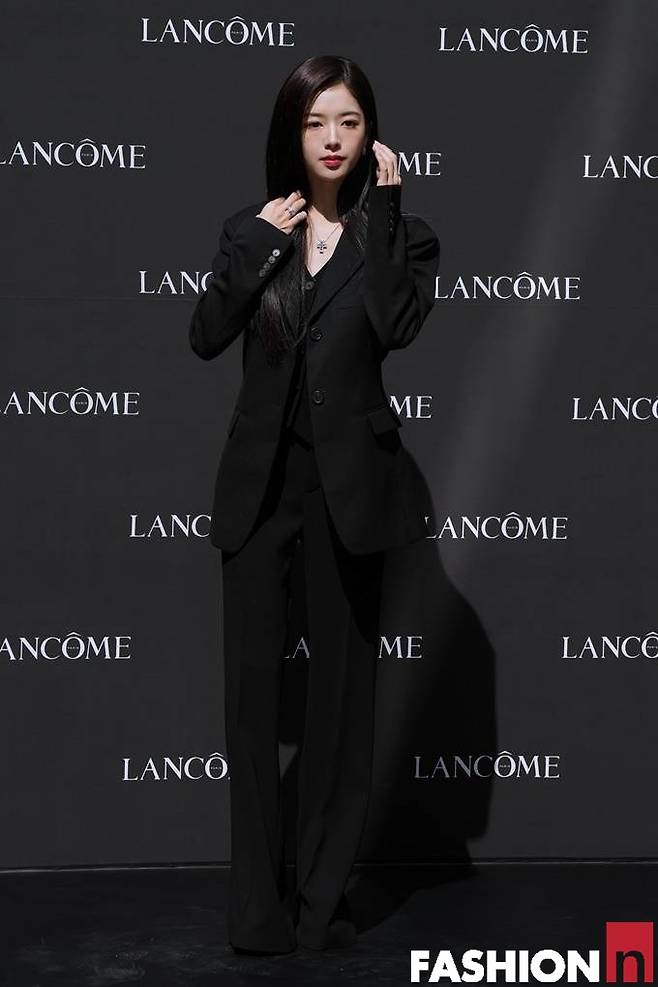 39㎏ Mz여신 노정의 성수동에 뜬 예쁜 여배우단아한 블랙 슈트룩 패션엔