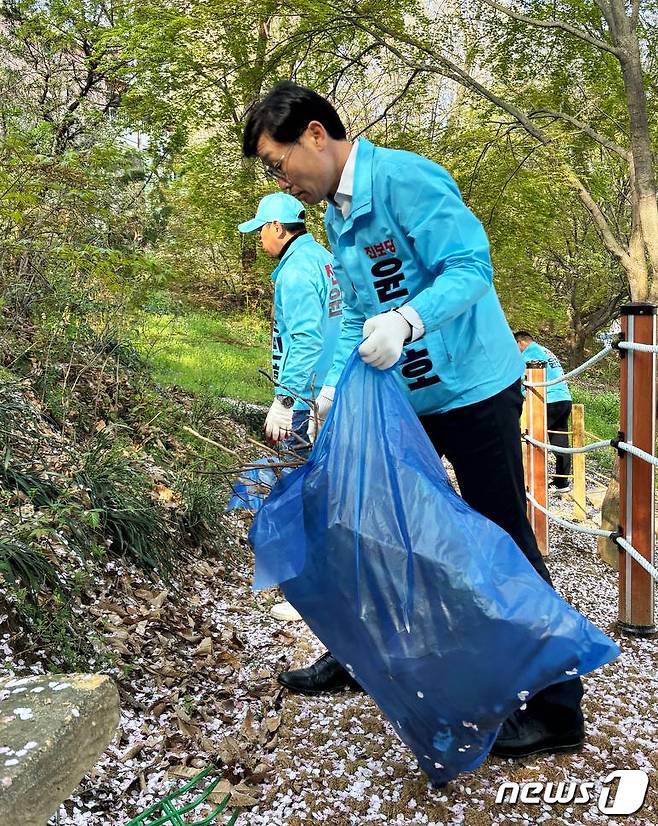 산책로 환경 정화활동 나선 윤민호 진보당 후보