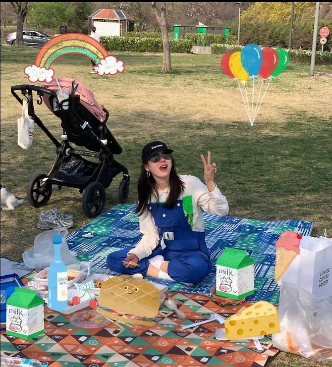 손예진 예쁜 엄마의 피크닉 유모차 옆서 귀여운 멜빵바지 패션 스타와 패션