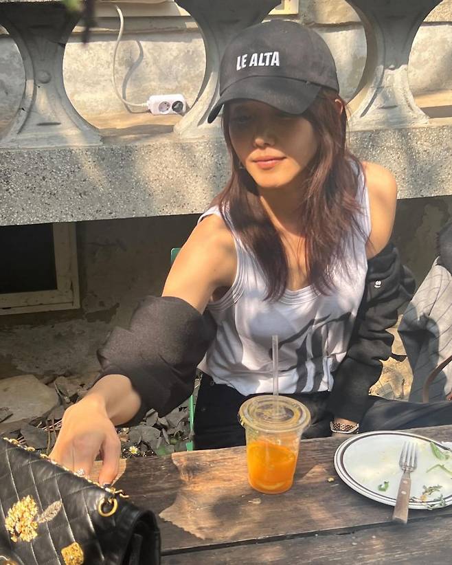 채정안 샤넬백 들고 압구정 나들이 힙한 가죽재킷 패션 가지뉴스