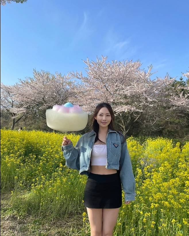 신수지 완벽 8등신 솜사탕 들고 제주 여행 데님 재킷 미니스커트룩 스타와 패션