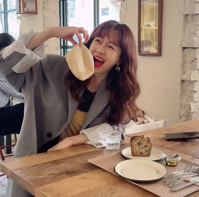 김지수 51세 초동안 봄꽃보다 예쁜 미소 재킷 블랙 팬츠 나들이룩 스타와 패션