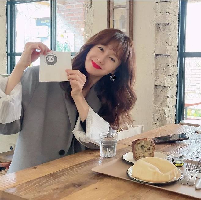 김지수 51세 초동안 봄꽃보다 예쁜 미소 재킷 블랙 팬츠 나들이룩 스타와 패션
