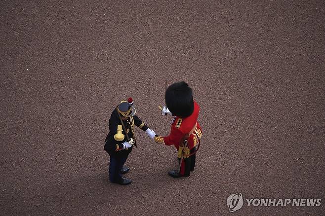 월드and포토 버킹엄궁 앞 프랑스군 엘리제궁 앞 영국군