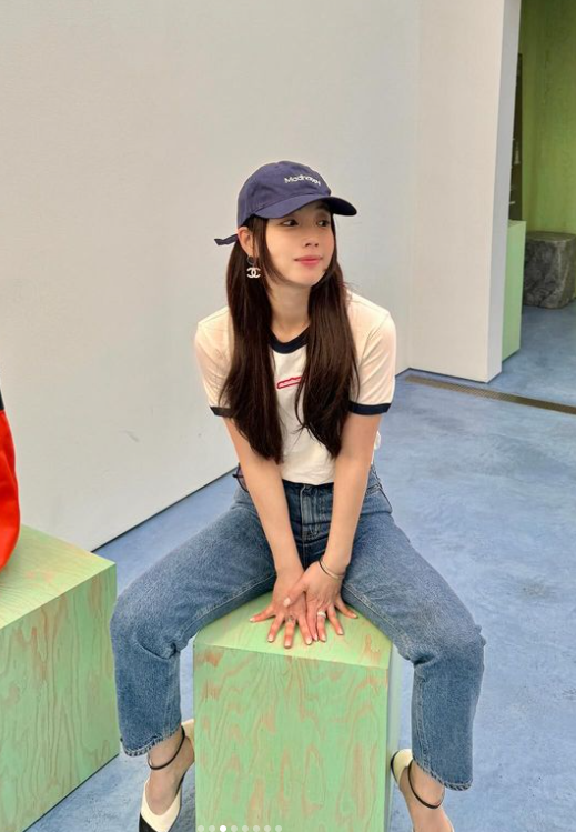 흰 티에 청바지로 이렇게 예쁠 수가 있다고 이포커스
