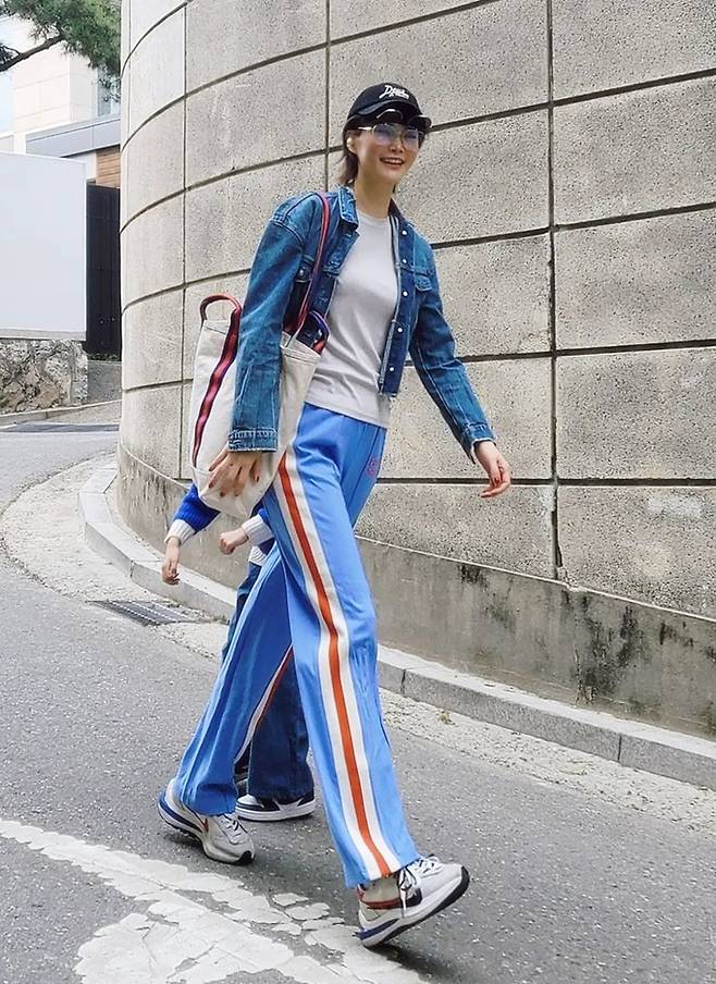 송경아 9살 딸과 웃음보 터진 나들이 닮은꼴 청청 스타일 모녀 커플룩 패션엔