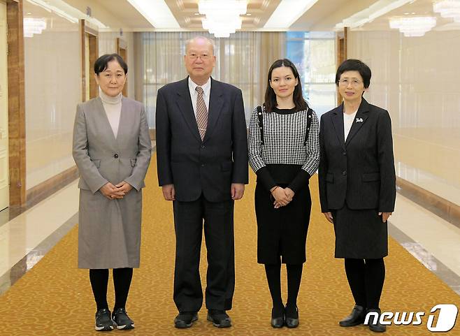 김일성 생일 기념 국제토론회에 참가하는 주체사상 국제연구소 관계자들