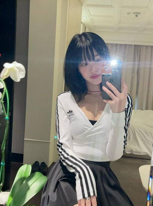 이유비 혼자서도 잘해요인형 같은 비주얼→여리여리 몸매 과시