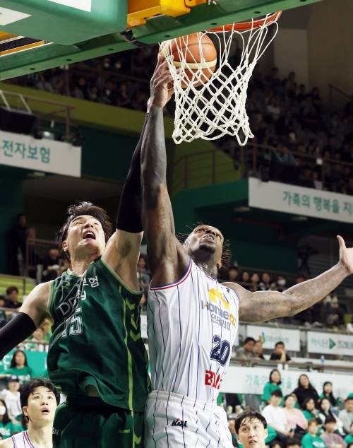 ‘슈퍼팀 본색’ KCC, DB산성 허물어…라건아 34점 19R