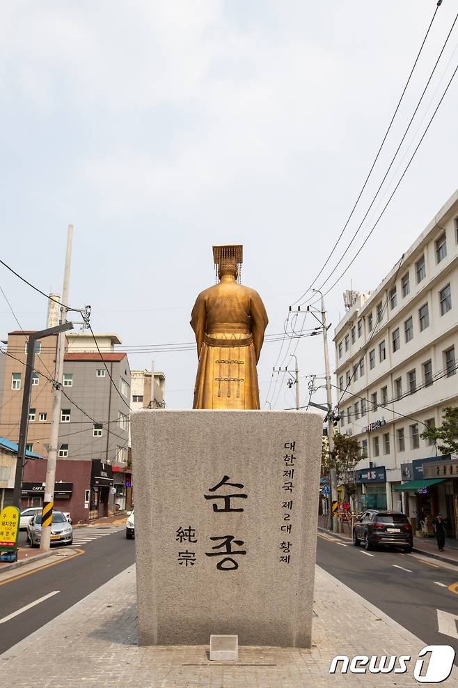 역사 왜곡·친일 미화 논란 대구 순종 황제 동상 11년 만에 철거