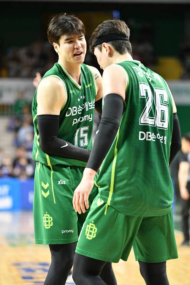 [KBL 4강 PO 리뷰] 살아난 DB 산성, KCC 71점으로 묶으며 승리 … 시리즈 전적 1대 1