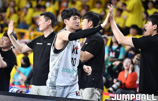 핫 플레이어 Kt 문성곤19점 8리바운드 1어시스트 2스틸로 공격과 수비 모두에서 만점 활약