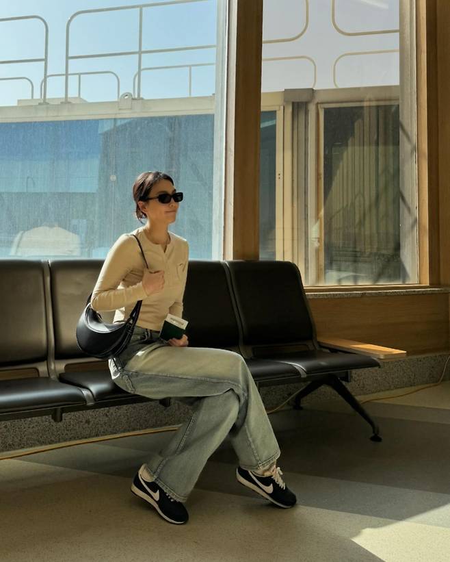 강지영 크롭 티와 청바지 입고 날씬한 복근 자랑하며 공항 패션 선보여 라이프 뉴세이