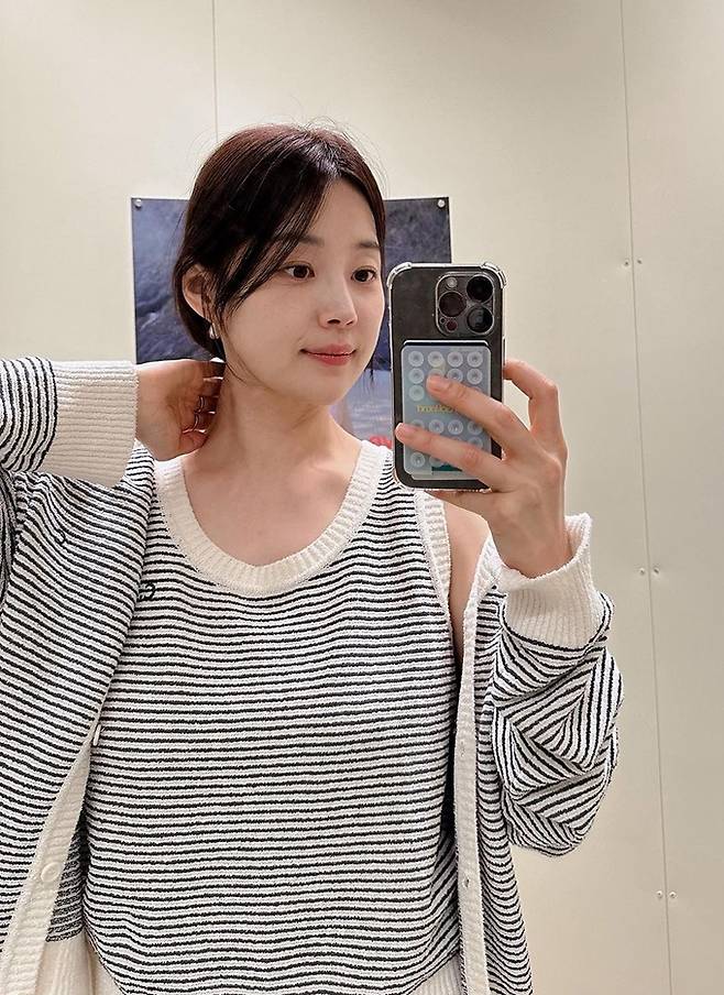 한지혜 봄바람 살랑살랑 육아 잊고 소녀 모드 니트와 트위드 셋업 나들이룩 패션엔