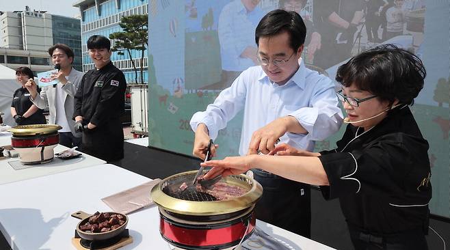 포토 한우굽기 시범 보이는 김동연 경기지사
