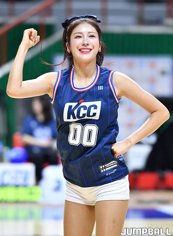 [오늘의 농구장 여신] KCC 치어리더, 오프닝 공연으로 홈 KCC의 승리를 기원하는 열정적인 응원