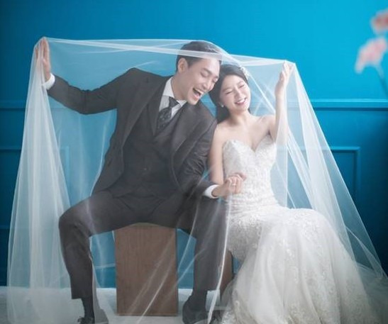 부부연기했는데 8개월 만에 실제 부부가 된 10살 연상연하 배우 커플 스포엔 뉴세이