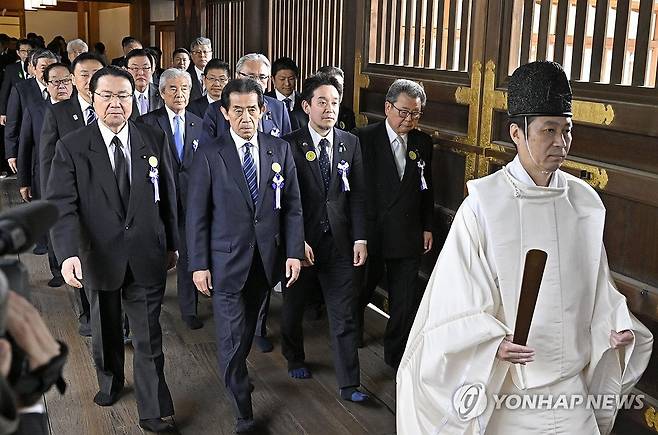 일본 국회의원들 전범 합사 야스쿠니신사 집단 참배