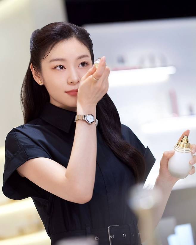 김연아 리즈 또 경신블랙 드레스의 반묶음 헤어 스타일로 우아함 자랑