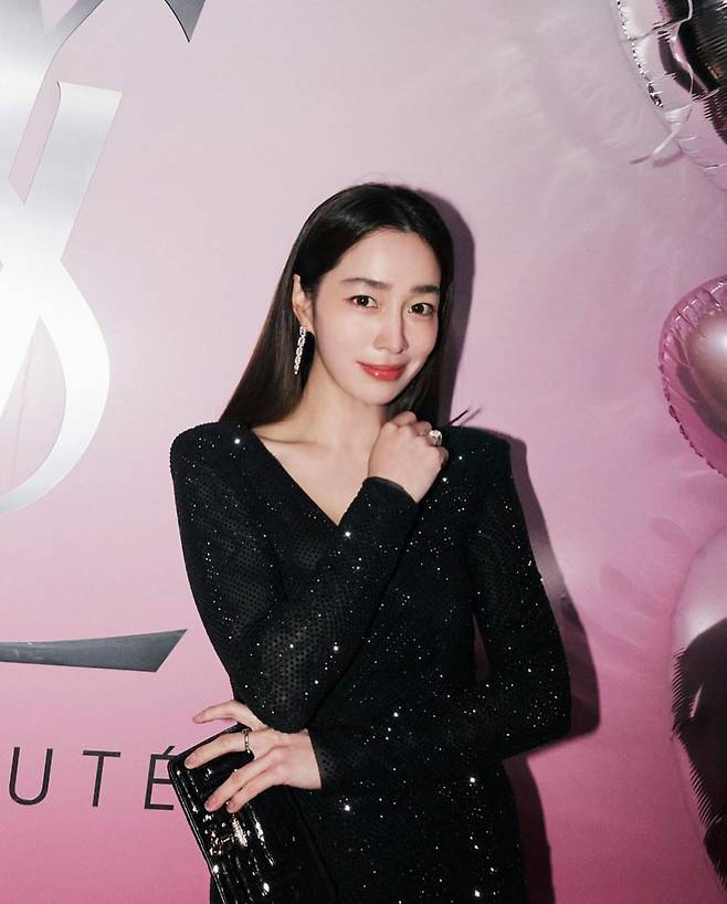 이민정 브이넥 드레스 입고 여신 미모 자랑 라이프업