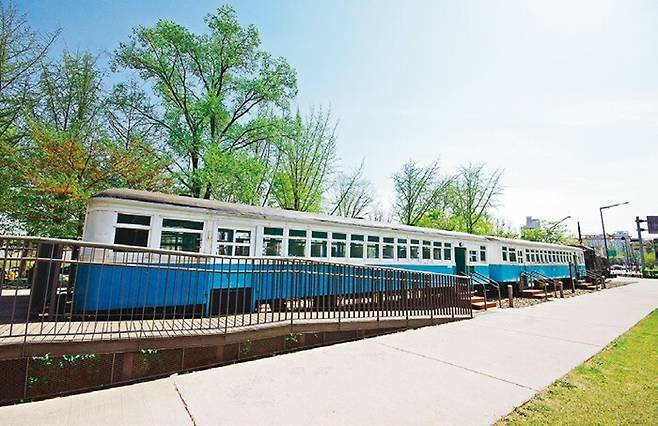4월보다 푸른 ‘청춘의 낭만추억을 싣고 머무는 열차여