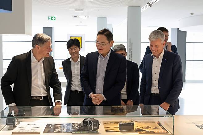Samsung chief bolsters ties with Germany’s Zeiss