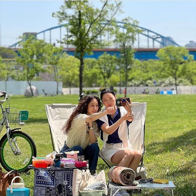 정려원 장윤주랑 피크닉 예쁜 언니들의 산뜻한 나들이룩 스타와 패션