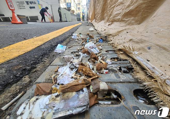 꽁초·쓰레기로 꽉 막힌 빗물받이안전신문고로 신고하세요