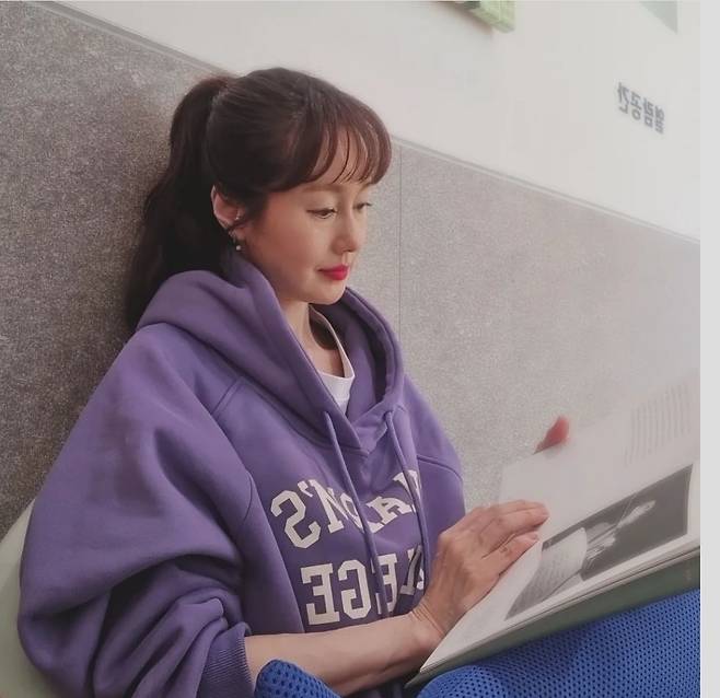 김지수 알고 보니 문학소녀 대학생 같은 청순미모후드티 청바지 패션 스타와 패션