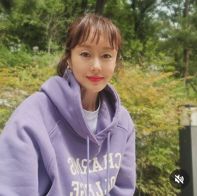 김지수 알고 보니 문학소녀 대학생 같은 청순미모후드티 청바지 패션 스타와 패션