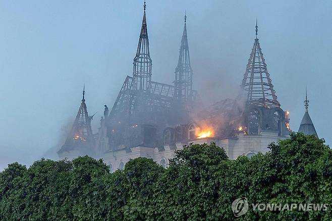 러 오데사에 집속탄우크라 해리포터 성 불길 5명 사망