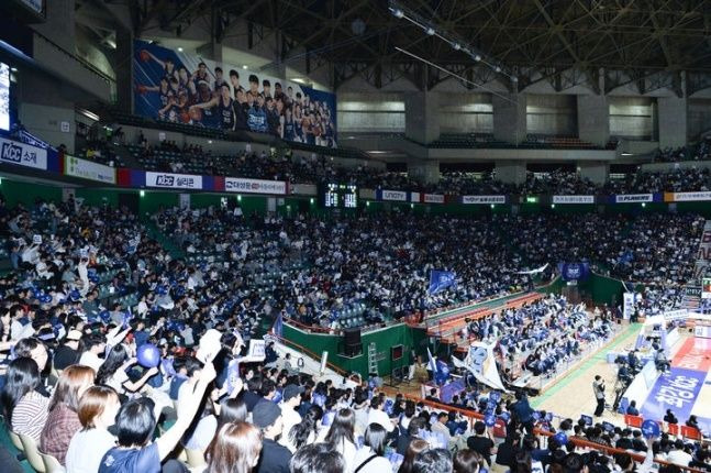 1만 관중 앞에서 부산 Kcc 수원 Kt 꺾고 포효 허웅 26득점