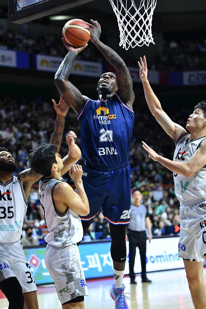 [KBL FINAL 리뷰] '분산 그리고 다양성' KCC, KT 추격 따돌리고 승리... 우승 확률 100% '만남'