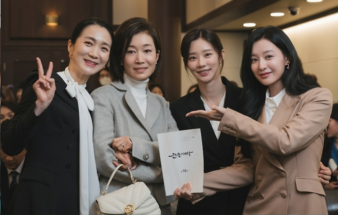 한국에서 가장 예쁘고 잘생긴 남녀 톱스타의 유전자를 이어받은 딸 필더무비