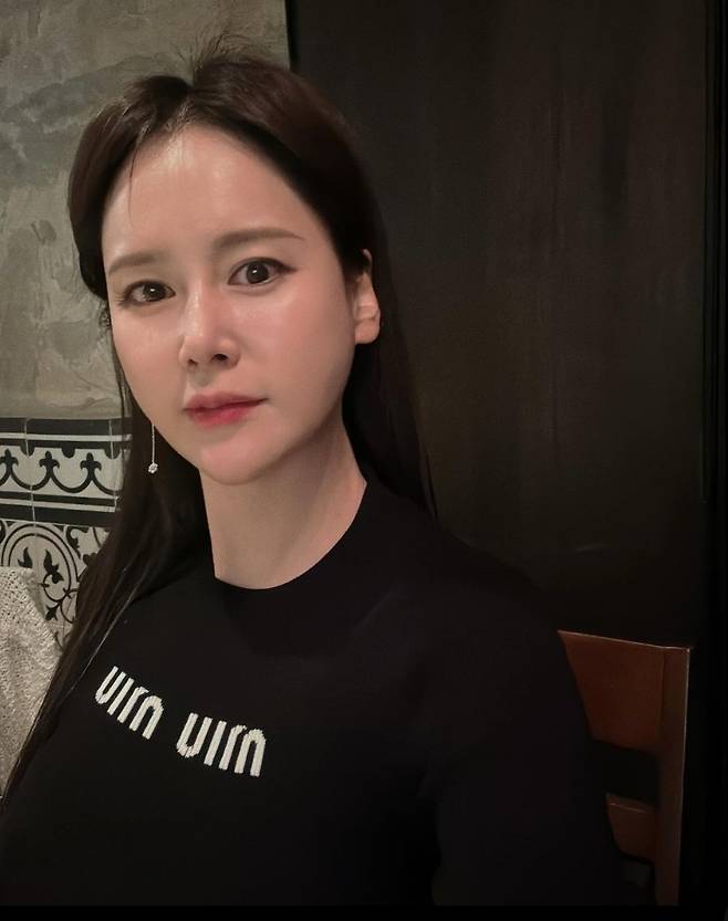 이혜원 미우미우 니트 눈에 안 들어오는 미모우아한 롱스커트 한남동 나들이 스타와 패션
