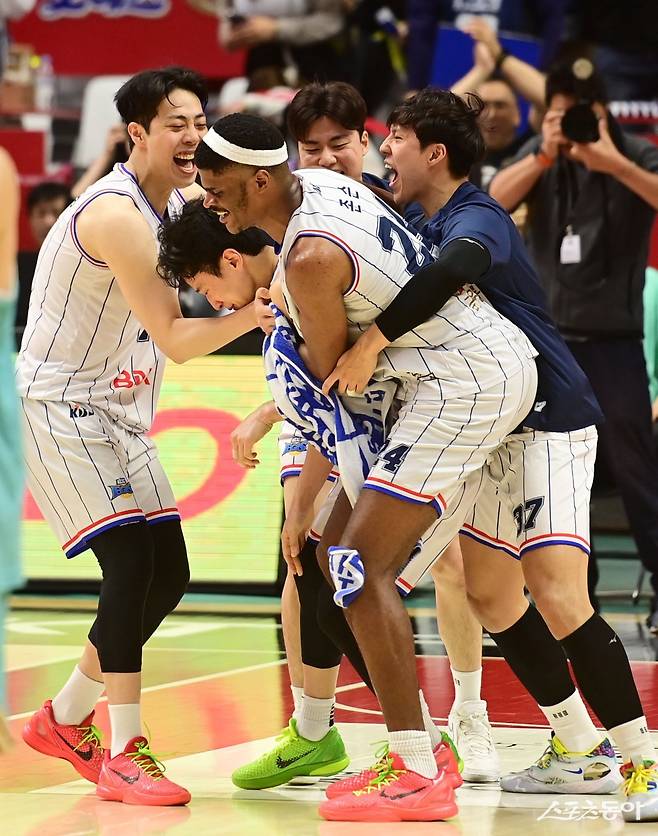 KCC, KT 잡으며 챔피언 등극 [포토]