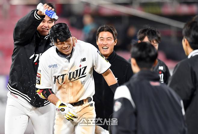 ‘내야 마법사’ 천성호 연장 끝내기 안타 KT, NC 7-6 제압 ‘4연승’ 질주 [SS수원in]