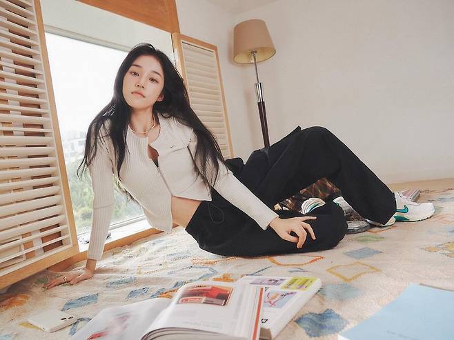 노윤서 크롭반팔티와 팬츠 입고 일상이 화보 라이프 뉴세이