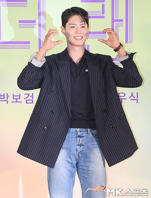 박보검 찢어진 청바지도 찰떡 소화 스타일리시한 재킷 청바지 패션 스타와 패션