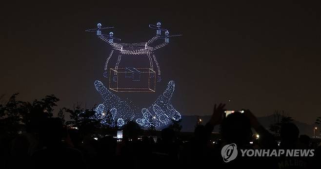 드론 4500대가 펼치는 군집비행