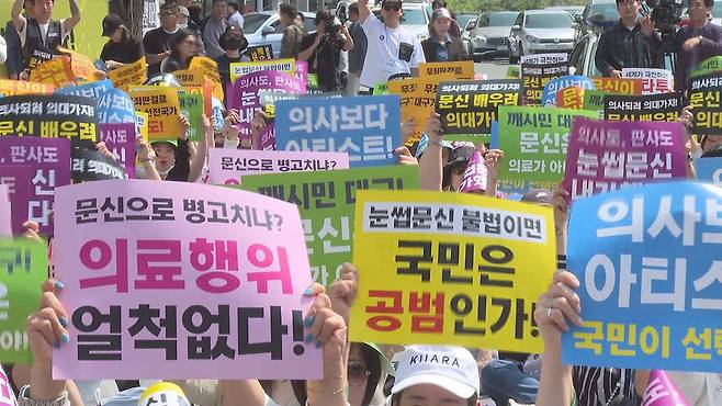 심층 의사도 판사도 정치인도 나한테 눈썹 문신 받았는데···문신은 불법 첫 국민참여재판