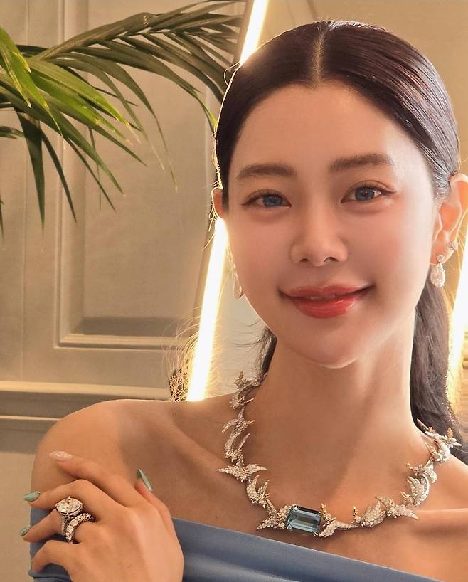 클라라 베벌리힐스 홀린 ‘눈부신 대륙의 여신 오프숄더 미니 드레스 패션 스타와 패션