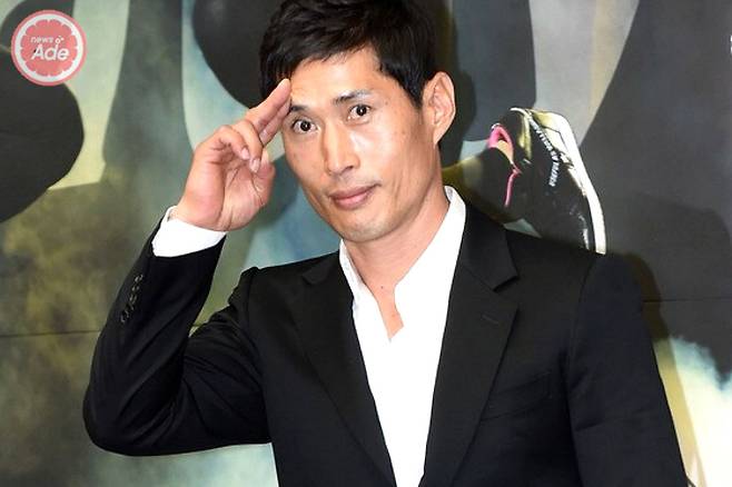54살에 미모의 16살 연하와 재혼한 유명 남배우 뉴스에이드