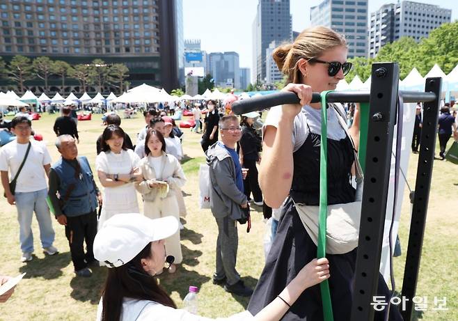 도심 속 건강 축제 ‘2024 서울헬스쇼 개막 청계천 옆 사진관