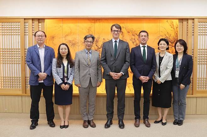 주한 프랑스 대사와 기념촬영하는 정용재 문화재청 국립고궁박물관장