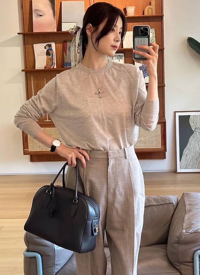 한지혜 톤온톤 스타일 완벽 키 더 커보이는 예쁜 아기엄마의 톤온톤룩 패션엔